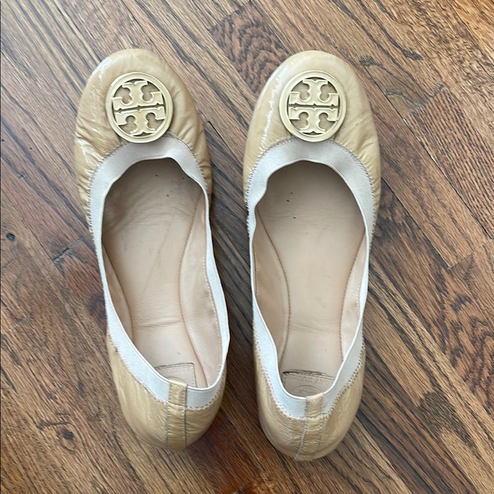 Tory Burch Cream Flats With Gold Logo Emblem - Gem